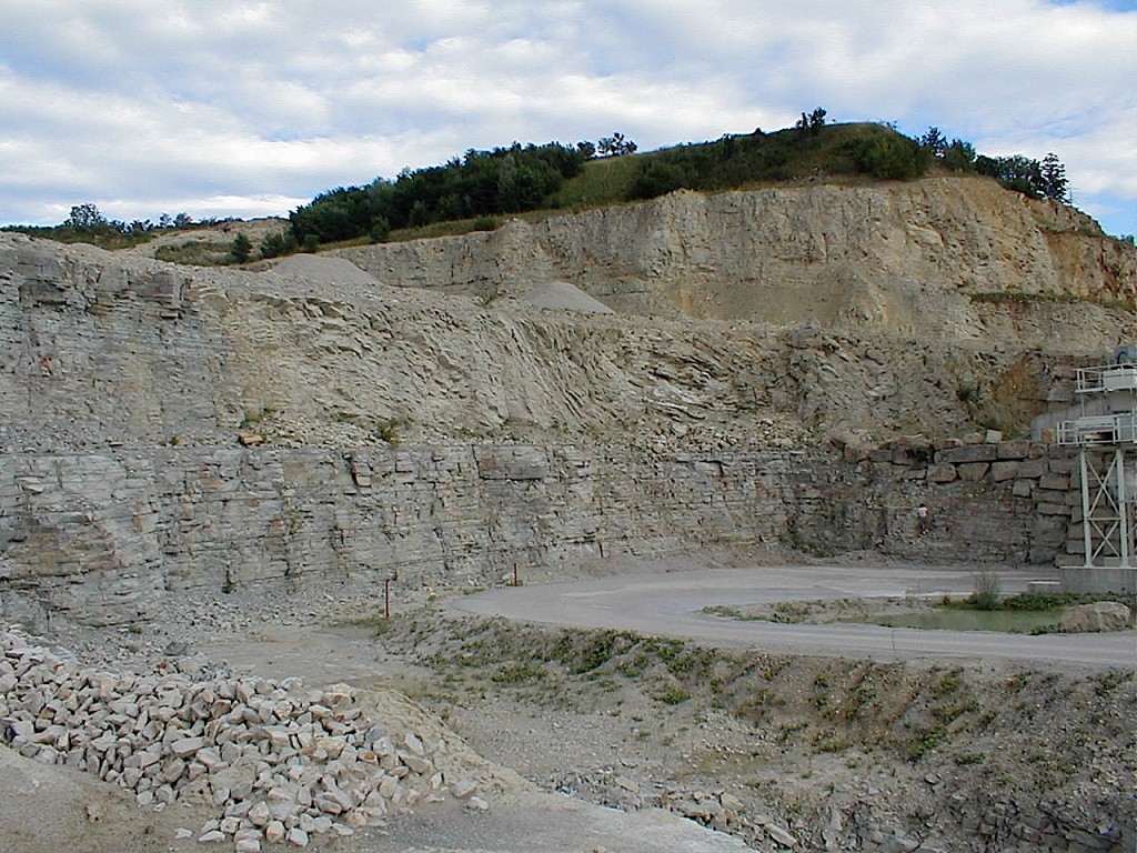 Peculiar structural features in the Azuara impact structure - ERNSTSON ...