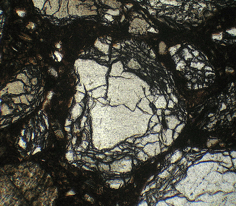 Picture of the month - thermal shock in quartz - ERNSTSON CLAUDIN ...